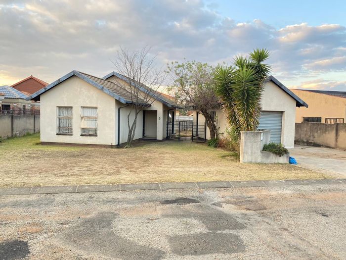 Nigel: 24 Houses for sale