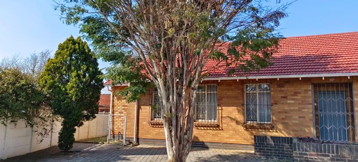 Residential properties for sale in Robertsham