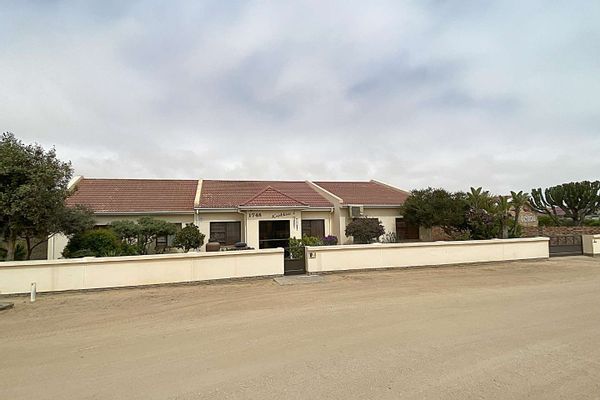 4 Bedroom House in Henties Bay Central For Sale N$2,050,000 #2390152