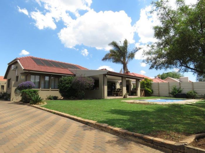 Residential properties for sale in Robertsham