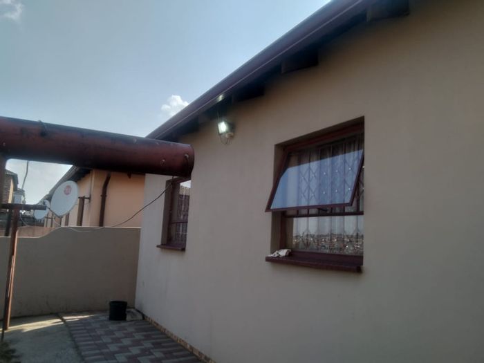 Clayville: 19 Houses for sale