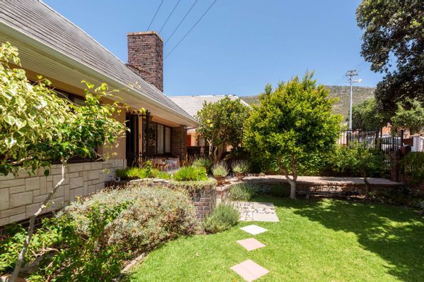 3 Bedroom House in Fish Hoek Central For Sale R3,195,000 #2336060