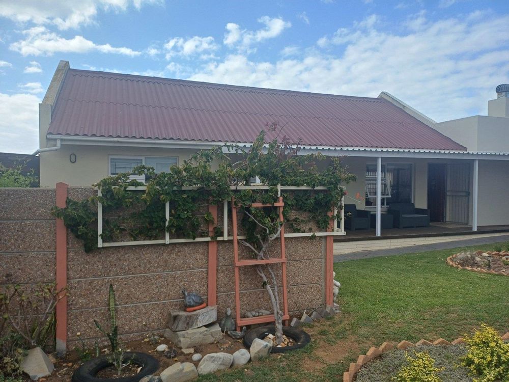 House for sale in Stilbaai Wes: 3 beds, garage, near beach and shops. # ...