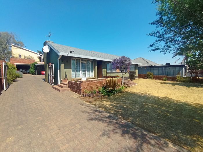 Residential properties for sale in Robertsham