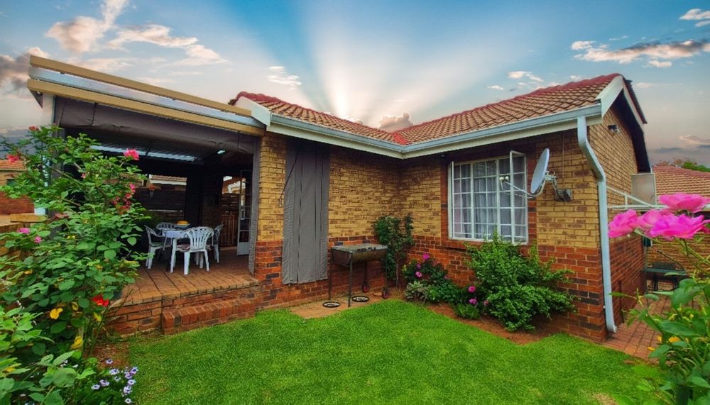 Die Hoewes Townhouse For Sale: 2 Beds, No Loadshedding, Lock-Up Garages ...